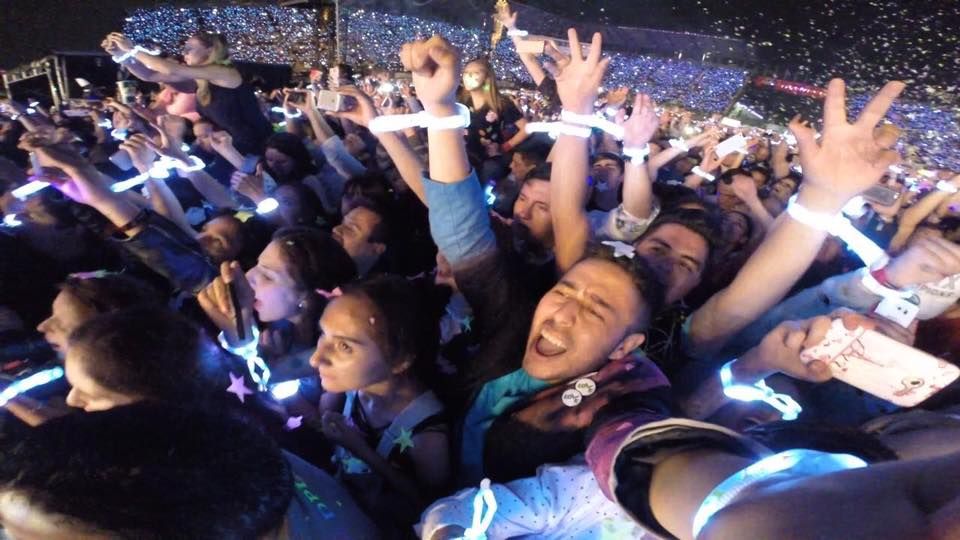 My friends and I with our Xylobands in action! Sunday April 17, Foro Sol , Mexico show ...